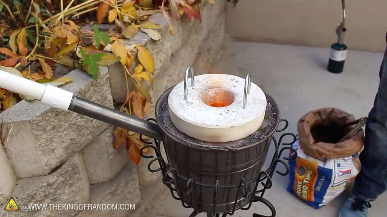 How to recycle scrap metal in the backyard by building a simple Mini ...