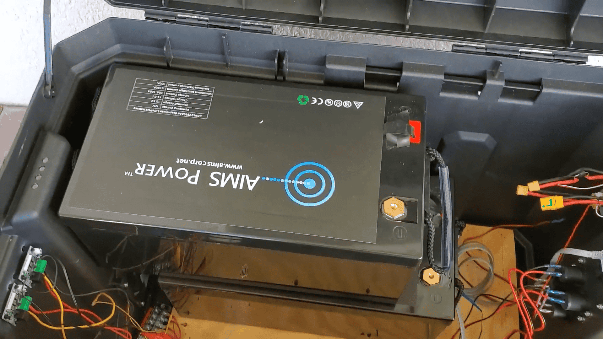 How to build an emergency 5kWH Portable Lithium Solar Generator from ...