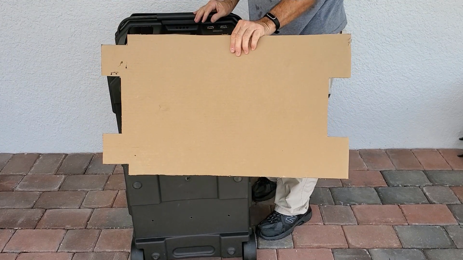 How to build an emergency 5kWH Portable Lithium Solar Generator from ...
