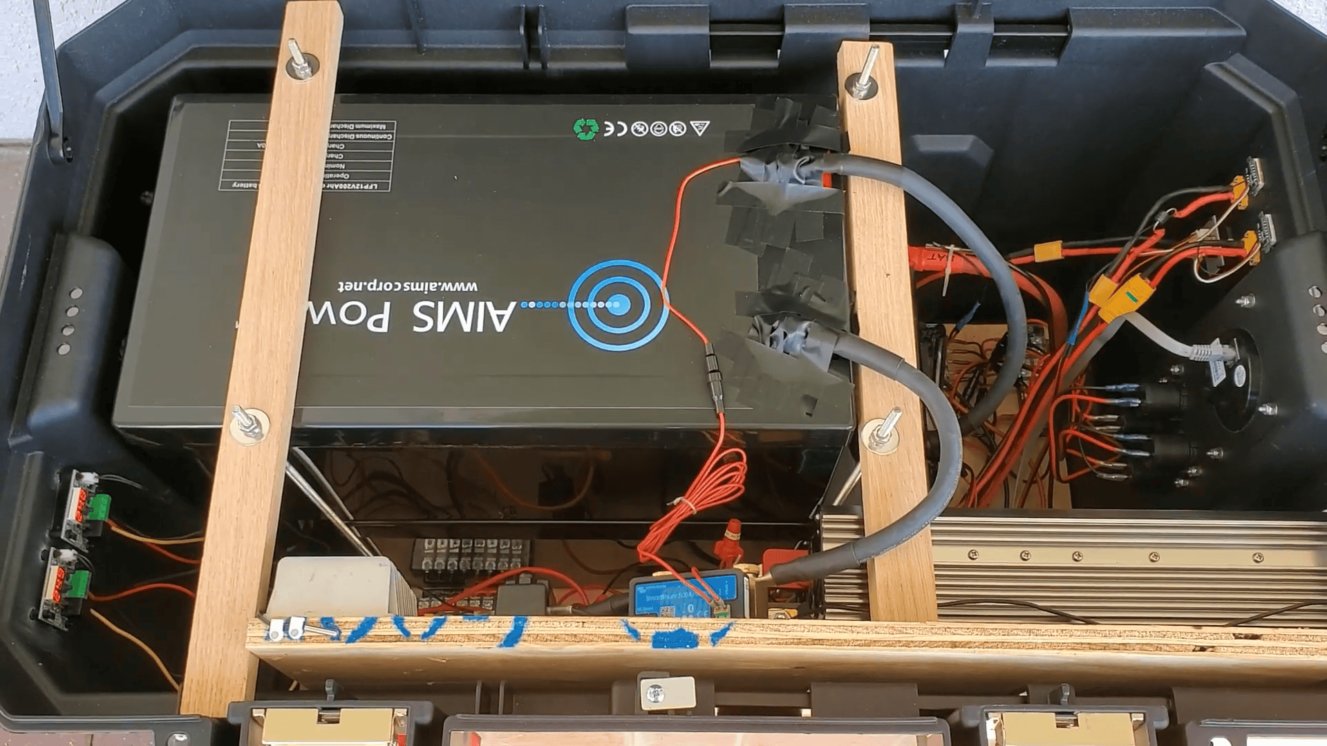 How to build an emergency 5kWH Portable Lithium Solar Generator from ...