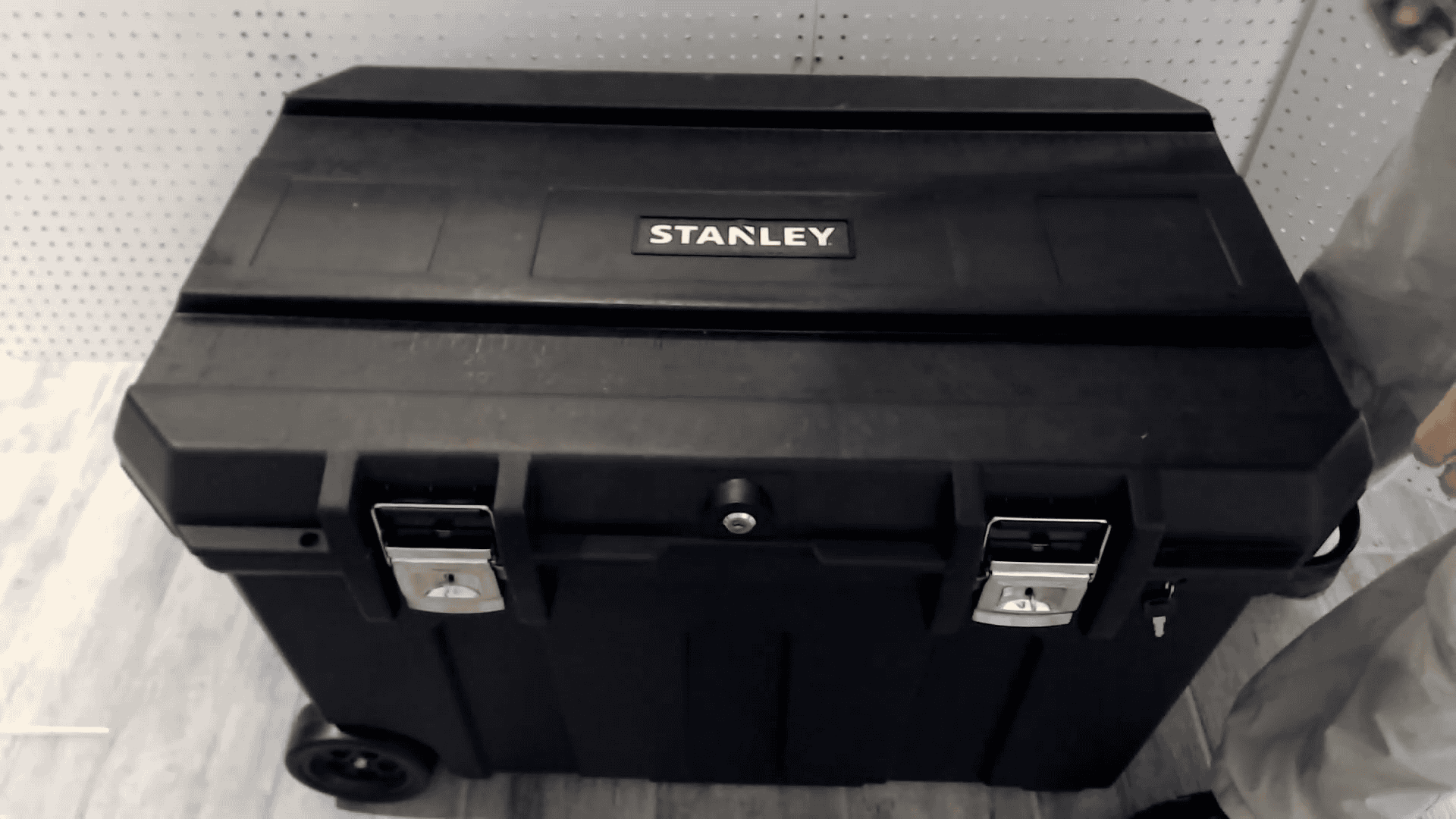 How to build an emergency 5kWH Portable Lithium Solar Generator from ...