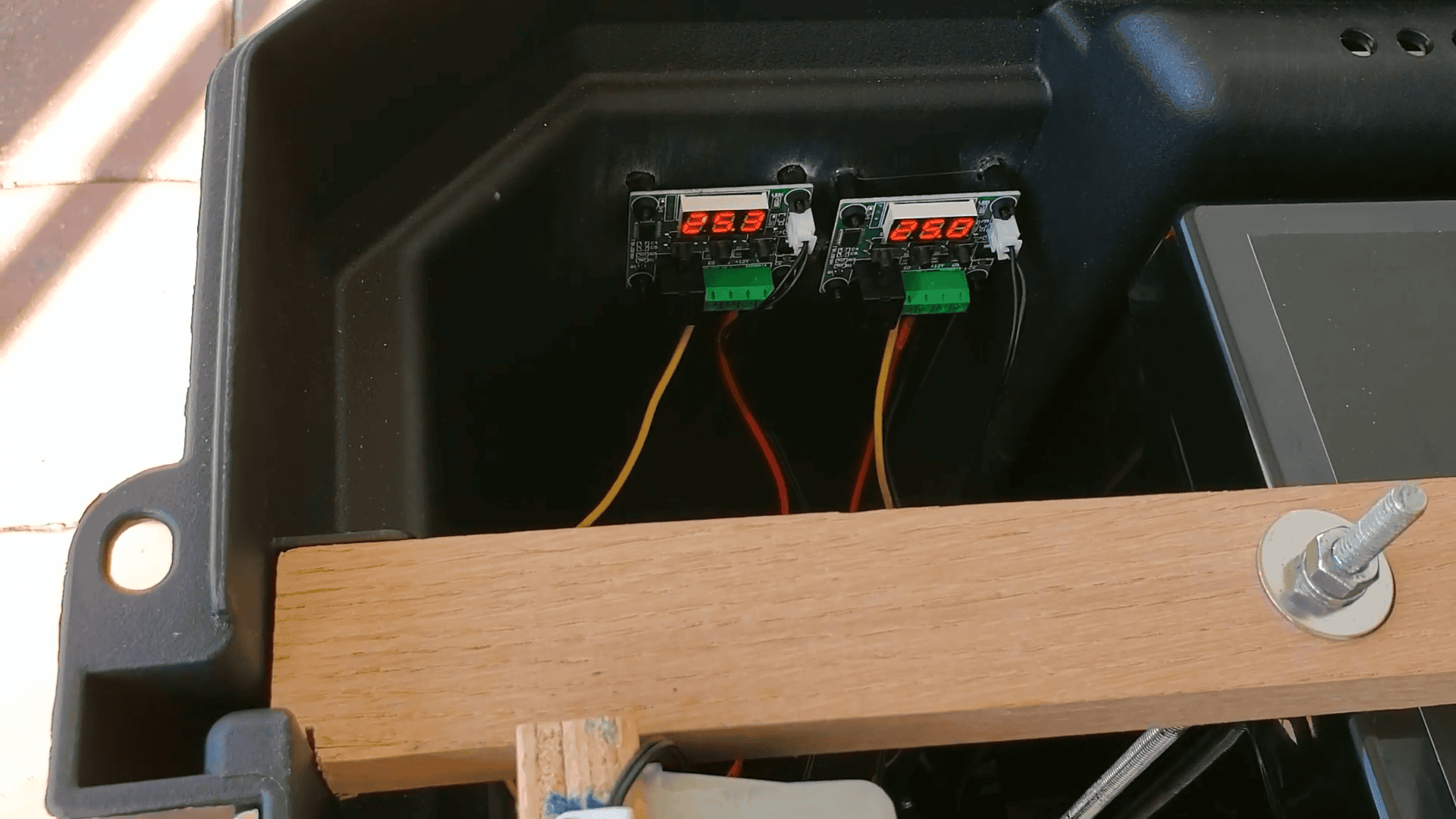 How to build an emergency 5kWH Portable Lithium Solar Generator from ...